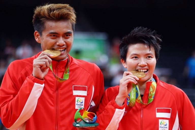 3 alasan mengapa atlet gigit medali emas saat difoto - uangindonesia.com